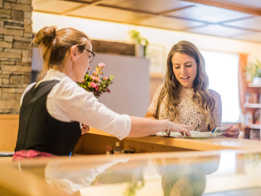 The innkeeper and his hotel 🌹 Wirtshaushotel Alpenrose